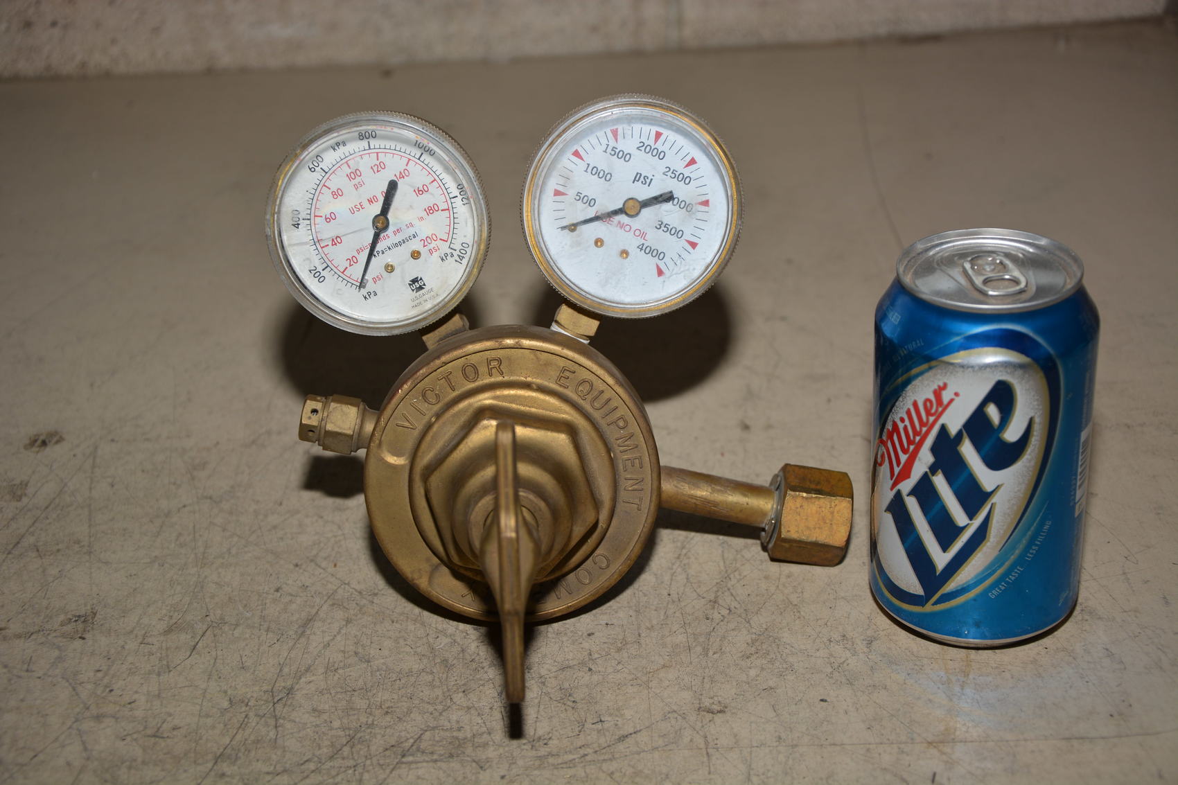 Victor Oxygen Regulator Valve, Dual Pressure Gauges