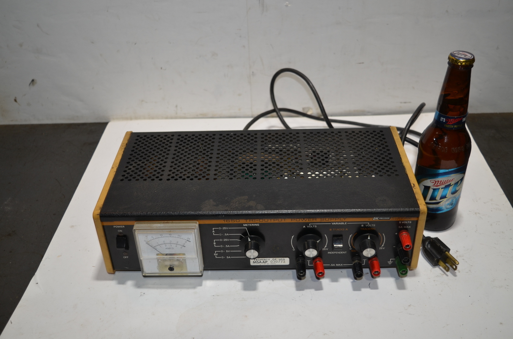 PERCISION DYNASCAN 1650 TRI-OUTLET POWER SUPPLY