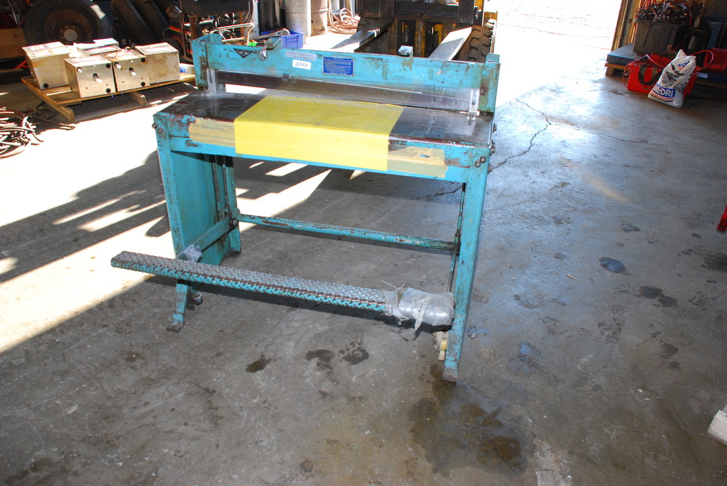 Niagara 36" kick/stomp shear great condition!