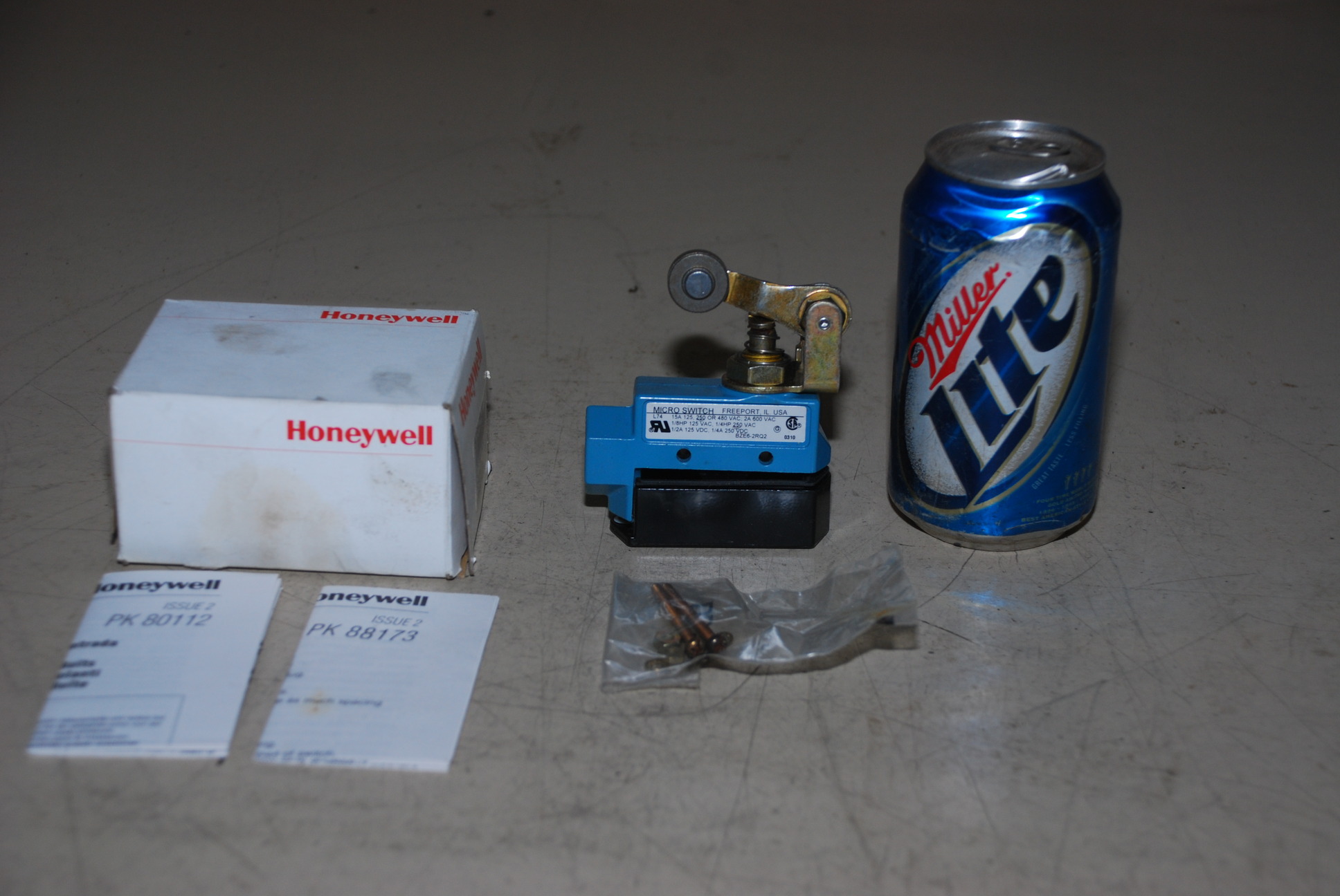 NEW, Honeywell Micro Switch BZE6-2RQ2
