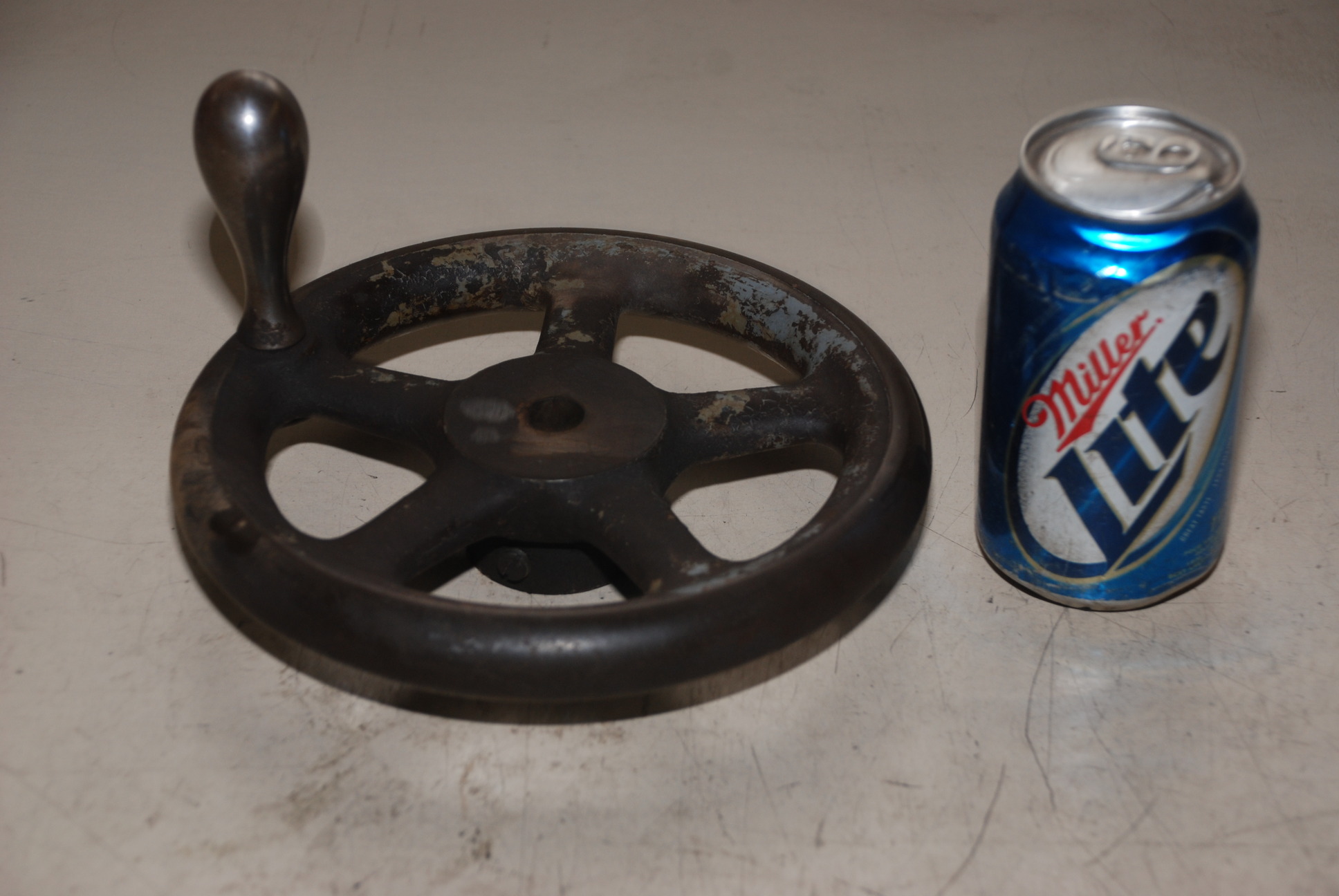 ROUND MACHINE HANDLE,KEYWAY 5/8 HOLE 8" OD CINCINNATI MILL NOPL